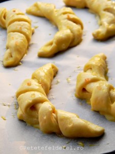 Cornuri pufoase cu unt - Rețete Fel de Fel