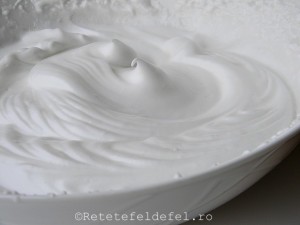 Spuma de capsune cu bezea italiana - Rețete Fel de Fel