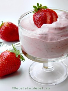 Spuma de capsune cu bezea italiana - Rețete Fel de Fel