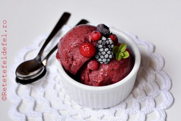 Inghetata de banane si fructe de padure - Rețete Fel de Fel