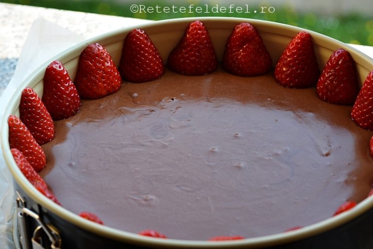 Tort cu mousse de ciocolata si capsuni - Rețete Fel de Fel