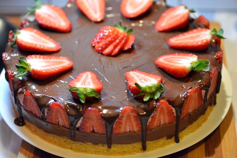 Tort cu mousse de ciocolata si capsuni - Rețete Fel de Fel