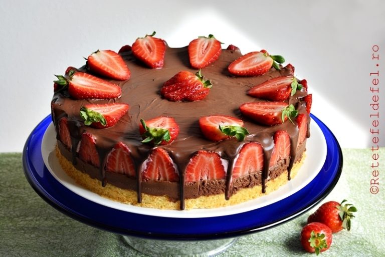 Tort cu mousse de ciocolată albă și jeleu de fructe de pădure - Rețete ...