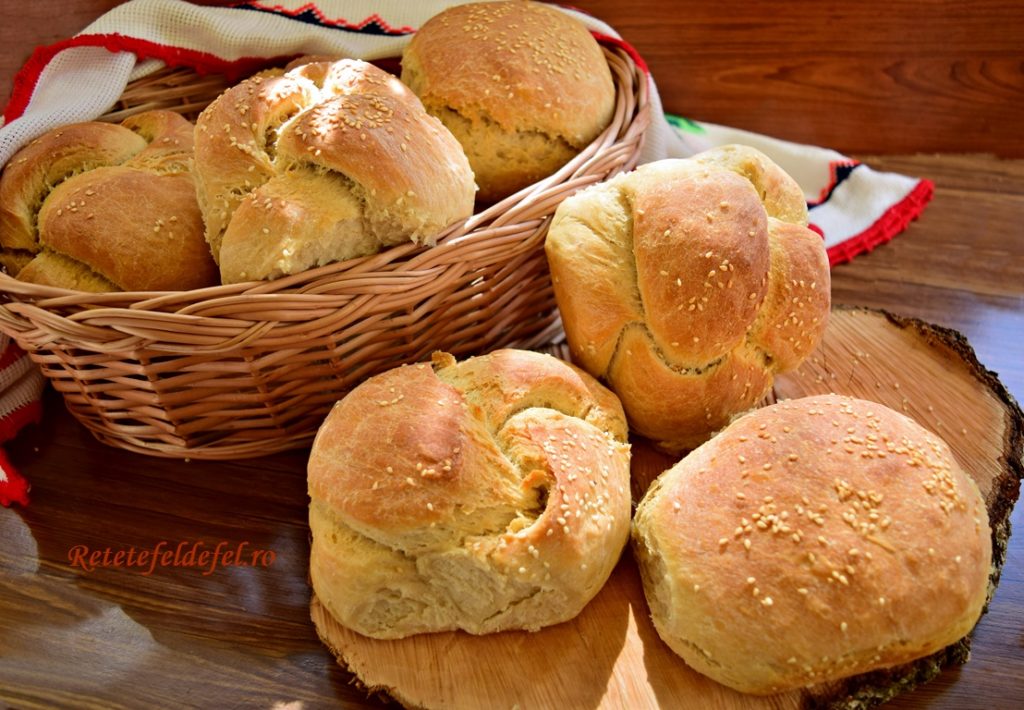 Colaci de casă împletiți și chifle - Rețete Fel de Fel