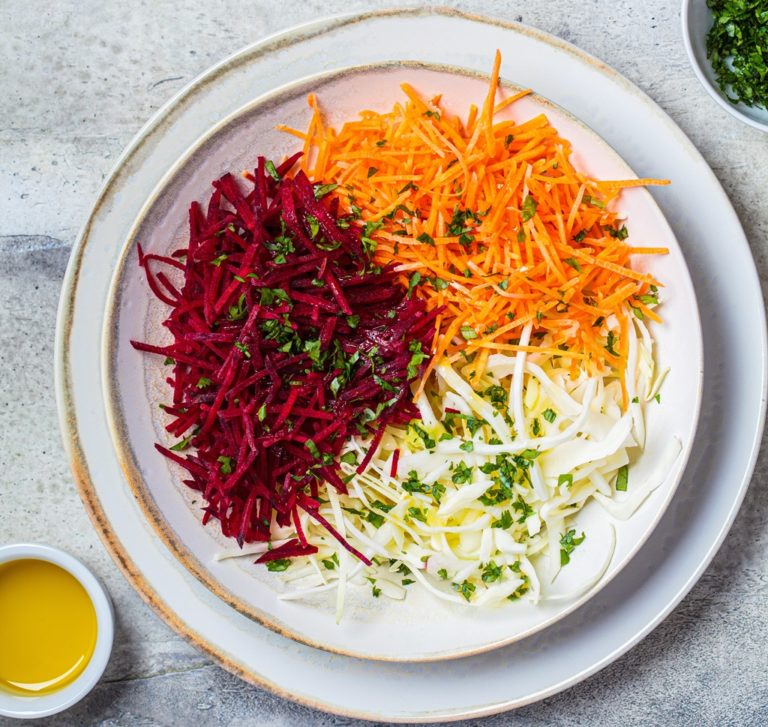 Salată de sfeclă roșie cu morcovi și țelină - Rețete Fel de Fel