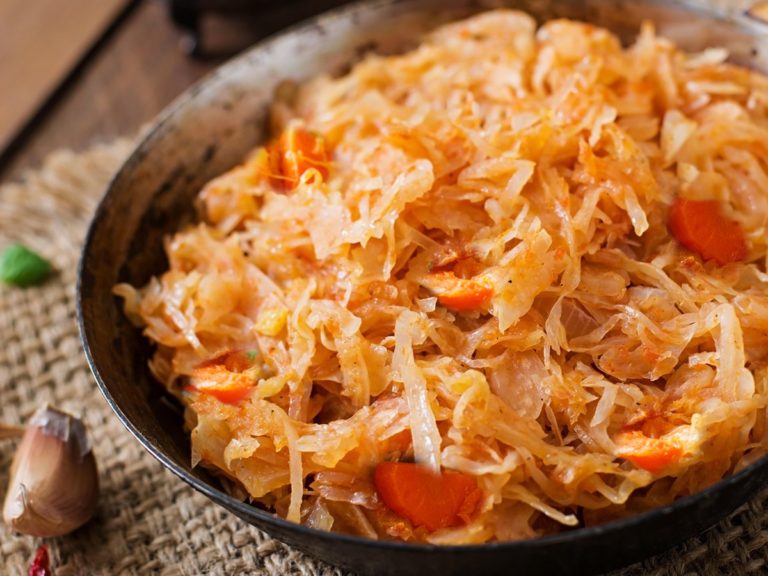 Varză călită cu morcovi și afumătură de porc - Rețete Fel de Fel