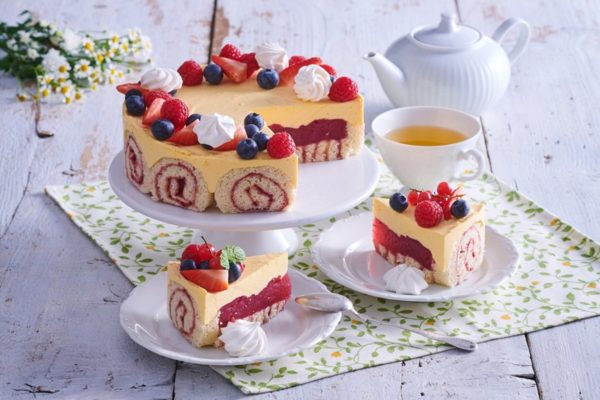 Tort din ruladă cu fructe de pădure și cremă de mango - Rețete Fel de Fel