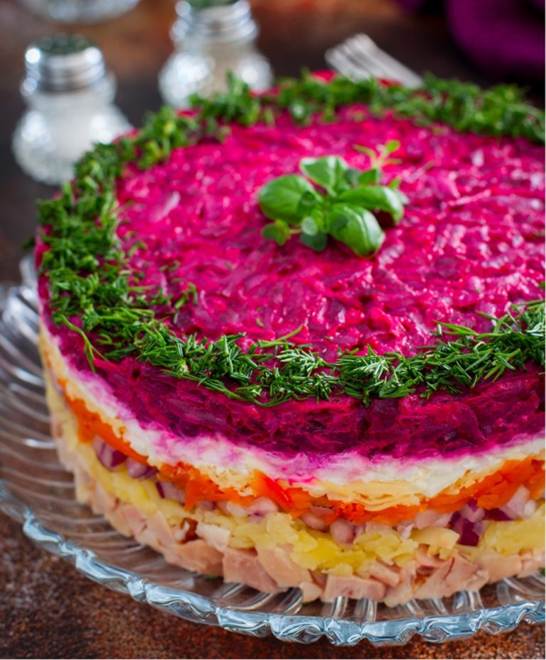 Salată în straturi, cu sfeclă roșie și piept de pui - Rețete Fel de Fel