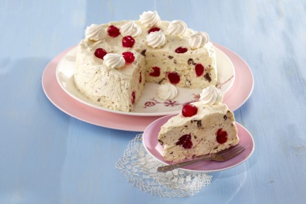 Tort de înghețată cu bezele, ciocolată și vișine - Rețete Fel de Fel