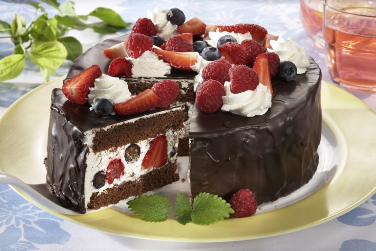 Tort cu fructe, cremă de mascarpone și glazură de ciocolată neagră ...