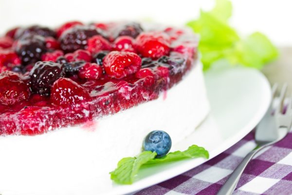 Tort de înghețată cu jeleu din fructe de pădure - Rețete Fel de Fel