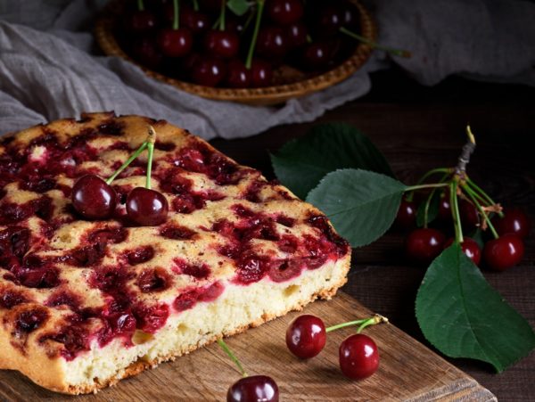 Prăjitură cu chefir și vișine, pufoasă și ușor umedă - Rețete Fel de Fel